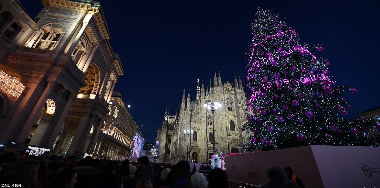 Milano, la musica accende l’albero di Natale in piazza Duomo | Sesto ...